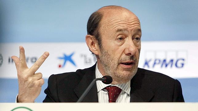 Rubalcaba propone abrir la Constitución para buscar acomodo a Cataluña