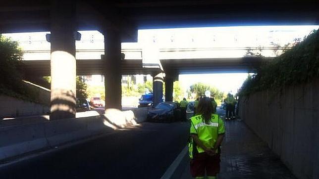 Muere el conductor de un coche tras precipitarse por un puente en la A-1