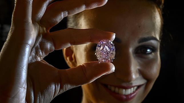 Un diamante rosa alcanza el precio récord de 62 millones de euros