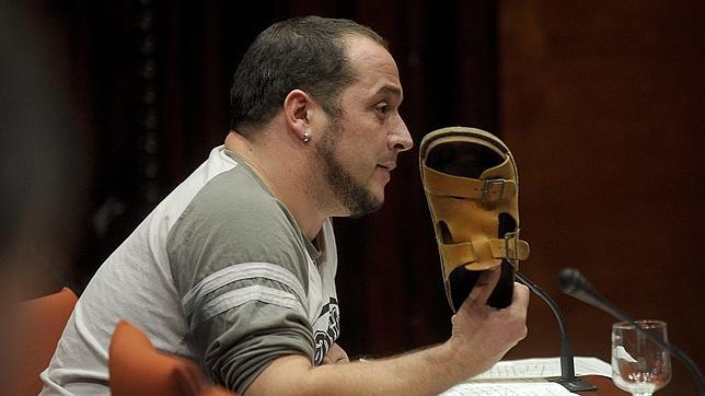 Absuelven al mosso que golpeó a un diputado de la CUP en el desalojo ...