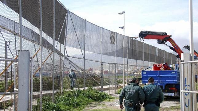 Un centenar de inmigrantes intenta, sin éxito, saltar la verja de Melilla