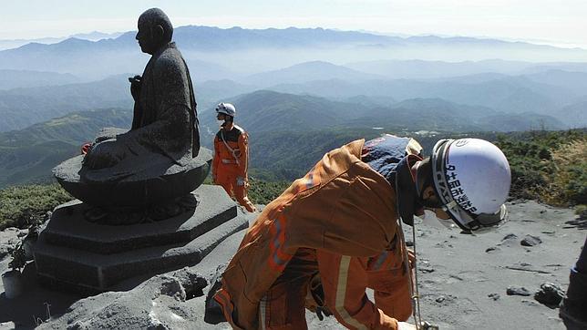 Ascienden a 43 los muertos por la erupción del volcán Ontake en Japón