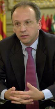 Garzón considera un «error» hablar de diálogo para combatir el terrorismo