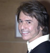 Raphael premiado por la Academia de la Música