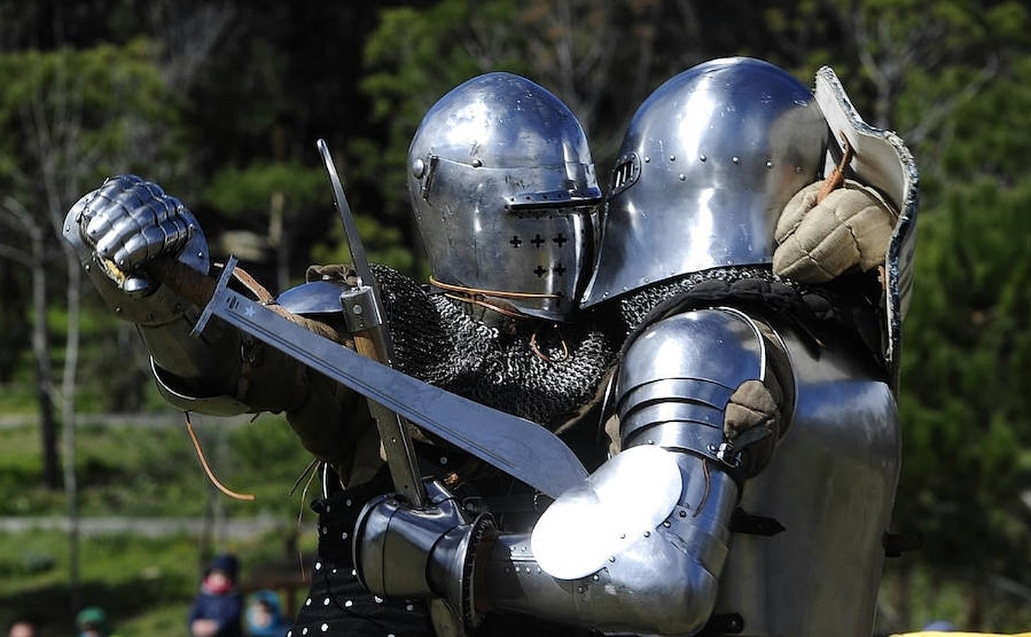 Espectacular entrenamiento de lucha medieval en el Castillo de ...
