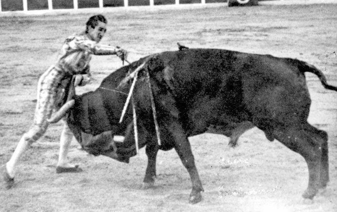 La vida en imágenes de una leyenda del toreo: Manolete