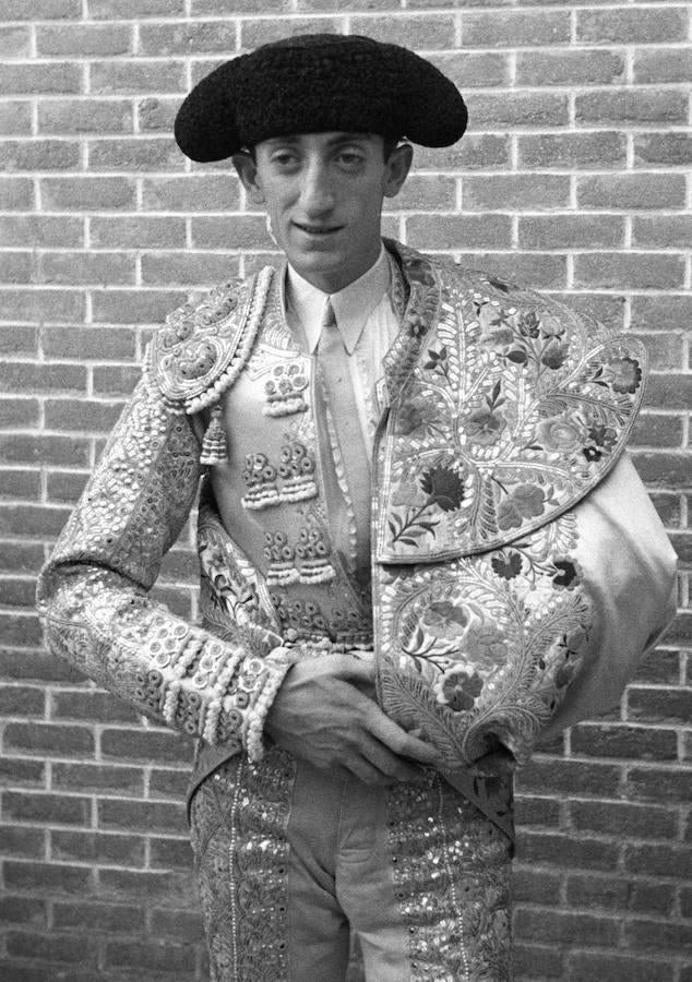 La vida en imágenes de una leyenda del toreo: Manolete