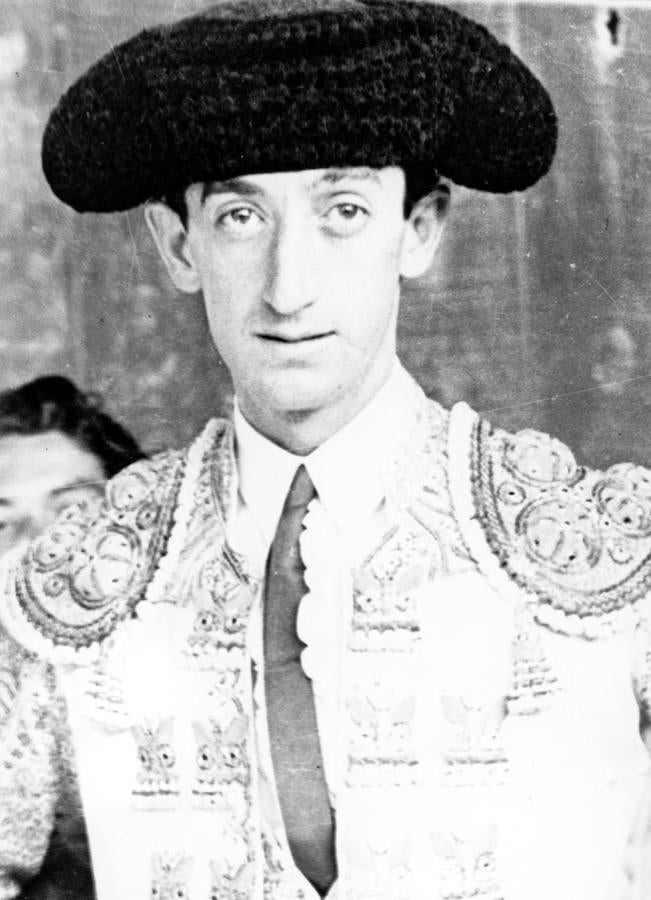 La vida en imágenes de una leyenda del toreo: Manolete