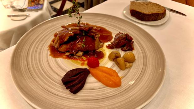 Comer paloma en un clásico con bodas de plata cumplidas